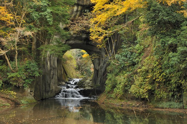 まるでジブリの世界!千葉県にある隠れた秘境「濃溝の滝・亀岩の まるでジブリの世界!千葉県にある隠れた秘境「濃溝の滝・亀岩の